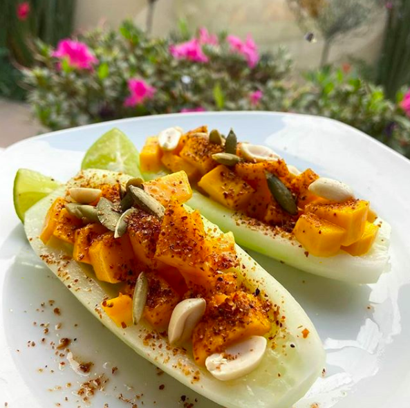 Snack delicioso: Pepinos rellenos de mango, pepitas y cacahuates