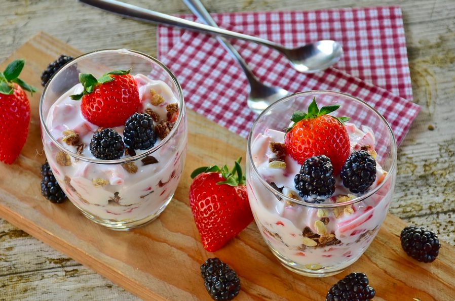 Desayuno de frutos rojos con nueces y yogurt para tener más energía ...